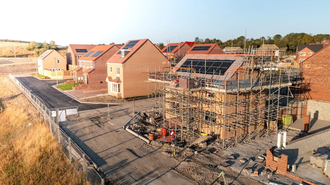 Solar panels on new builds: what are the rules? [UK, 2026]