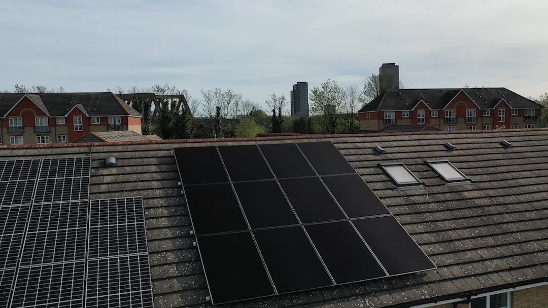 4kW solar panel systems | Costs & output [UK, 2025]