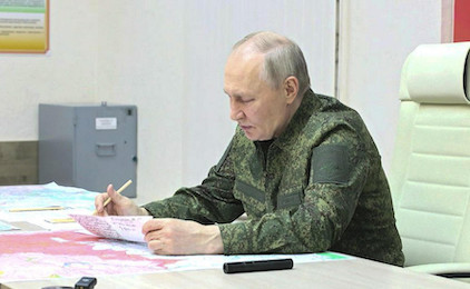 Le général Vladimir Poutine est de retour en treillis militaire…une ...