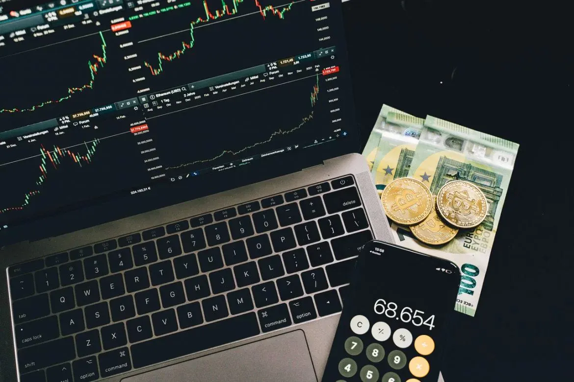 Technical vs. Fundamental Analysis: Exploring Currency Market Analysis