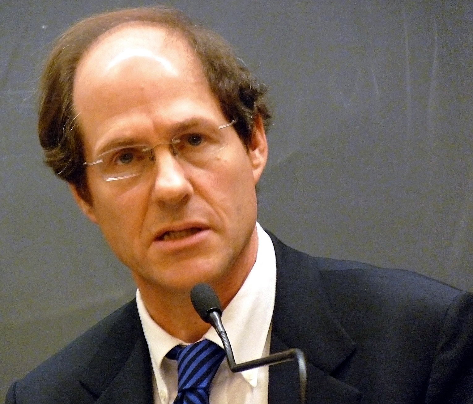 Cass Sunstein - Grand Penseurs - The Decision Lab - The Decision Lab