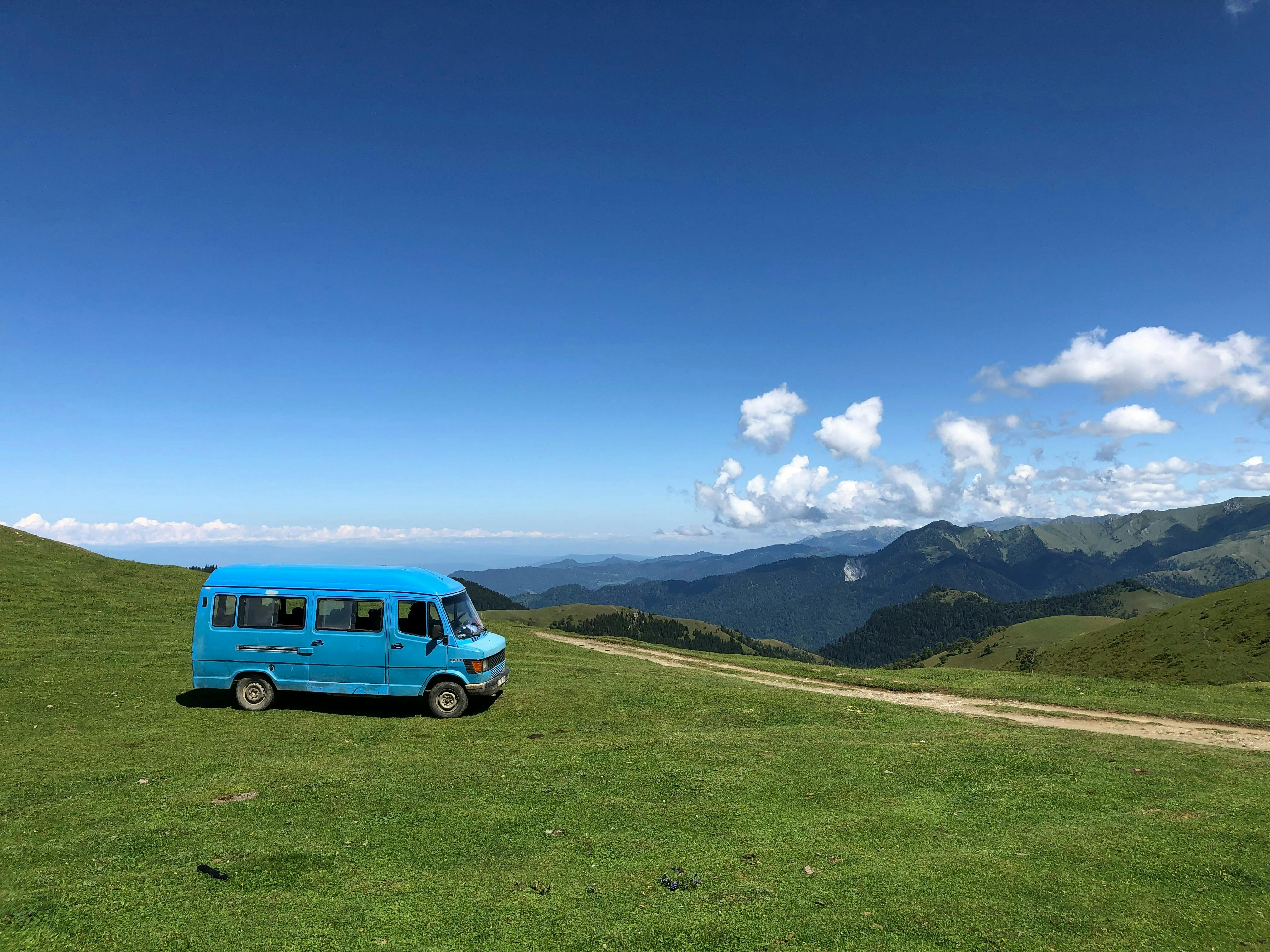 Blue Cars, Robots, and How Your Brain Chooses to See - The Decision Lab