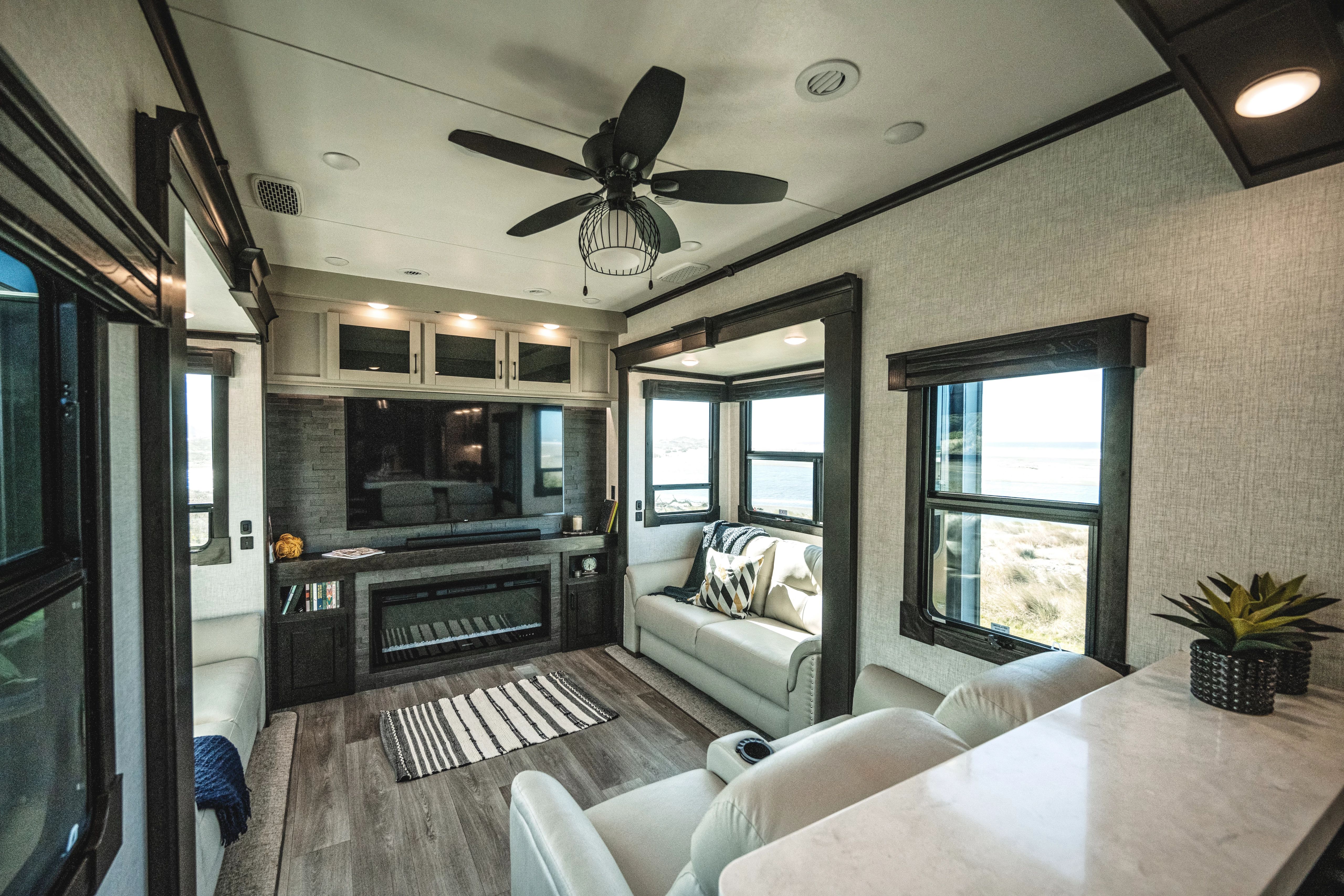 Top Features in Fifth Wheel RVs - THOR Industries