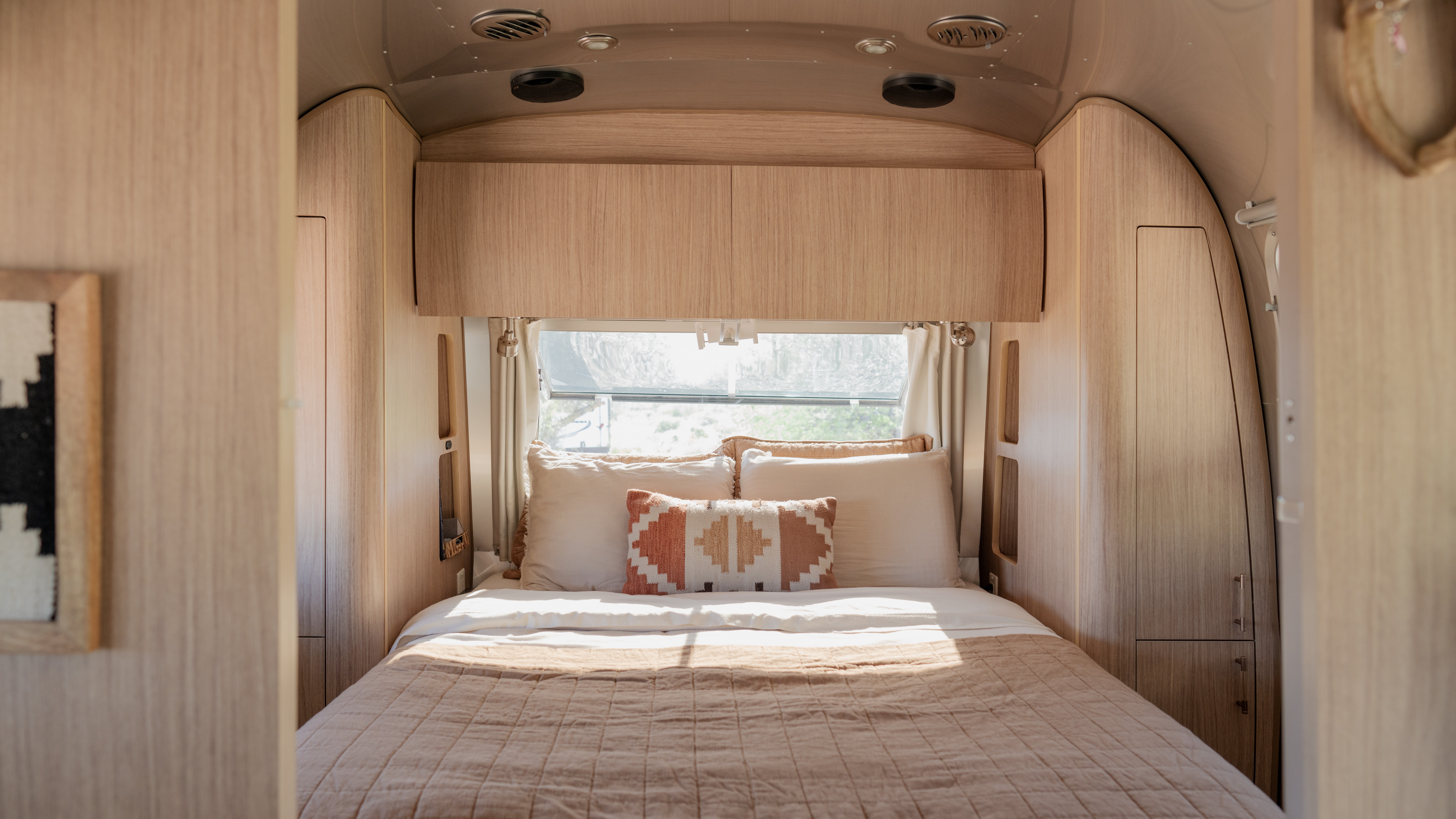 RV Tours — Karen Blue’s Airstream Flying Cloud Travel Trailer - THOR ...