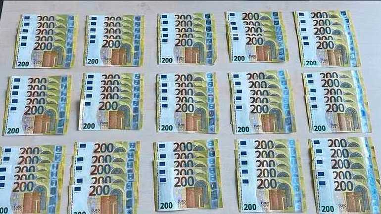 Vrouw vindt tas met 75 briefjes van €200 in Duitse trein