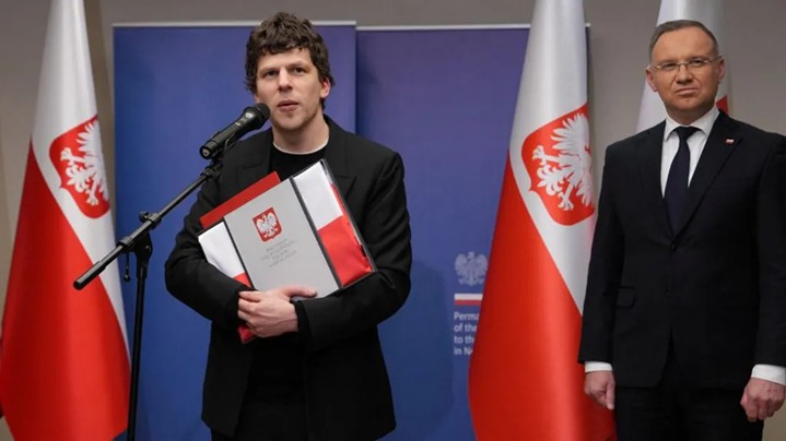 Us Actor Jesse Eisenberg Gets Polish Citizenship