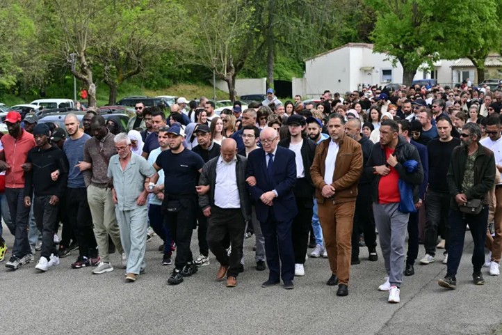 Suspect in France mosque attack on the run