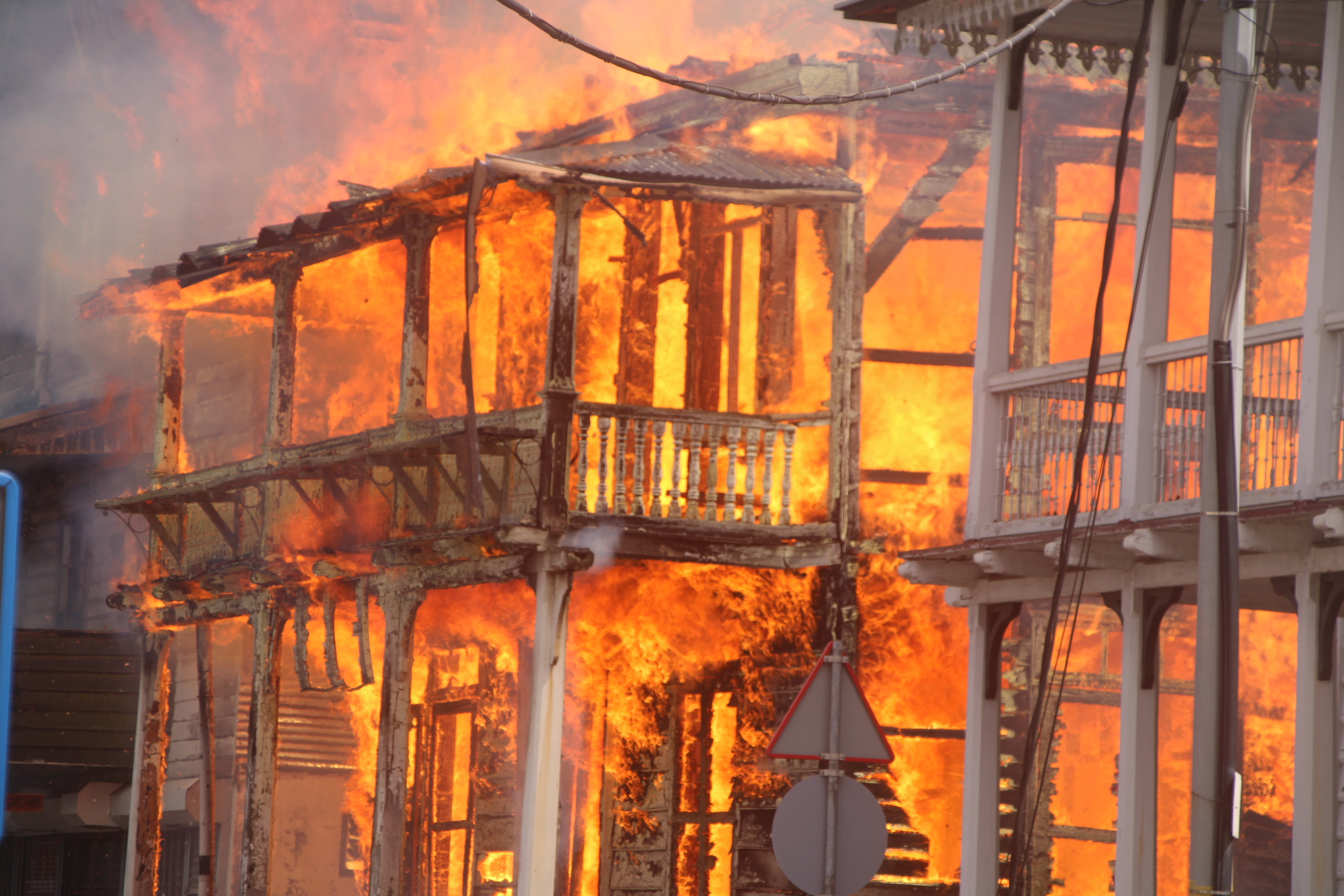 Felle brand Henck Arronstraat legt vier panden in as