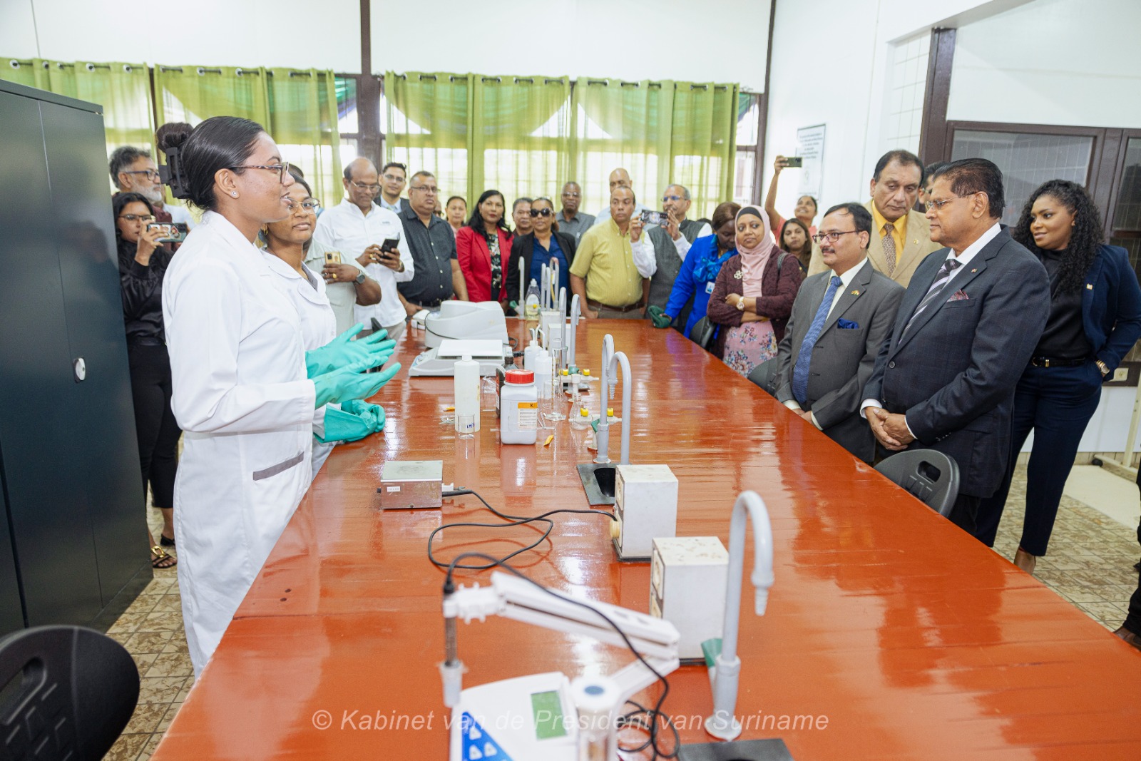 Moderne scheikundezaal AdeKUS geopend dankzij Indiase steun