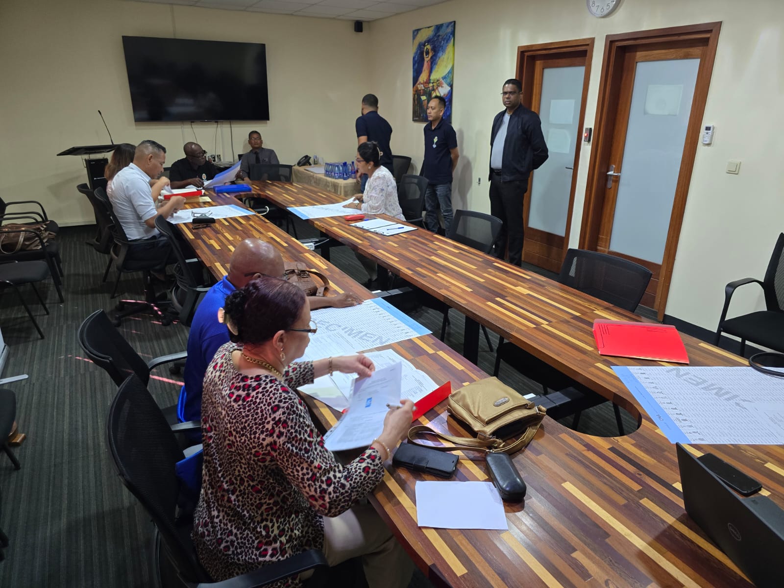 Politieke organisaties controleren specimen DNA-stembiljet