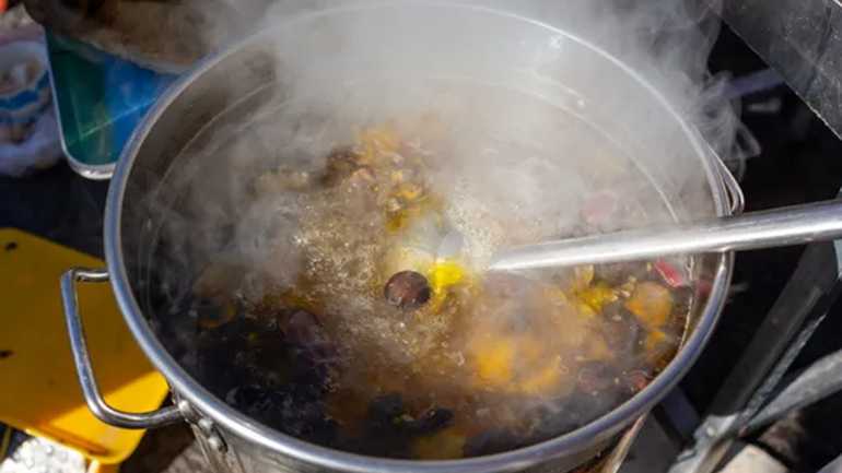 Schoolkok vindt slang in pan en laat eten toch opdienen