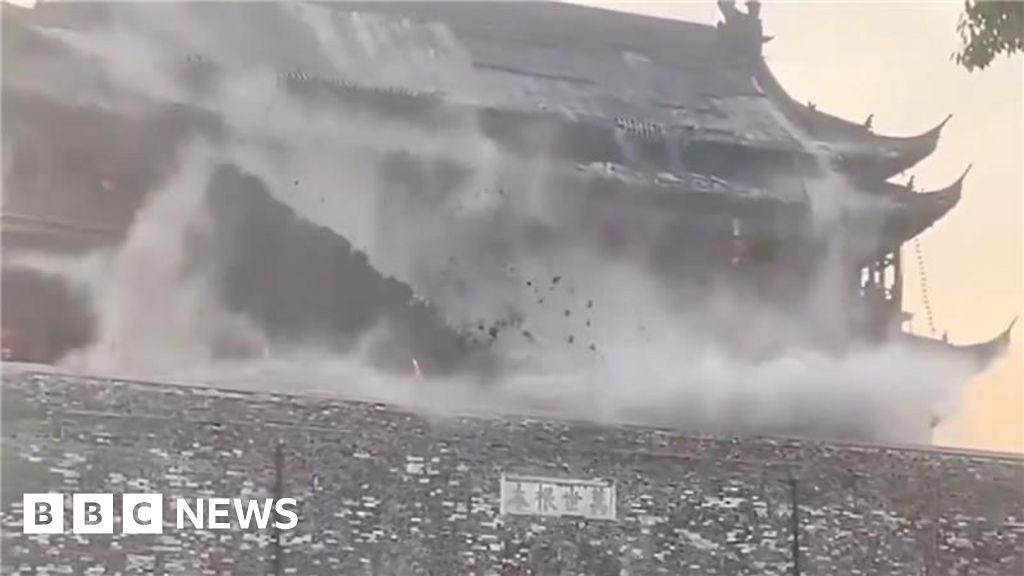 Roof of historic Ming Dynasty tower collapses in China