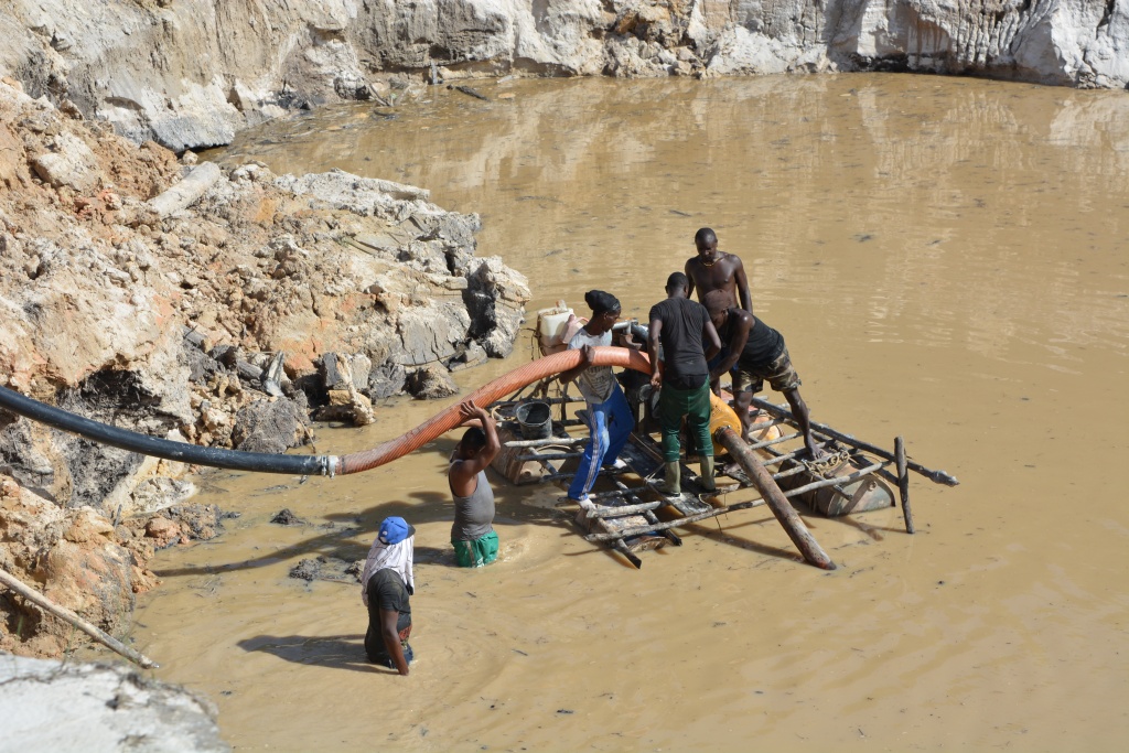 Gold miners dig dangerous tunnels despite warnings from the police