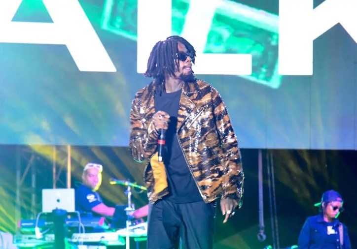 Alkaline quiets critics with commanding performance at New Rules