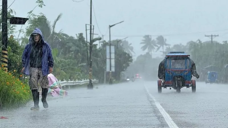 Super typhoon hits Philippines as thousands evacuate