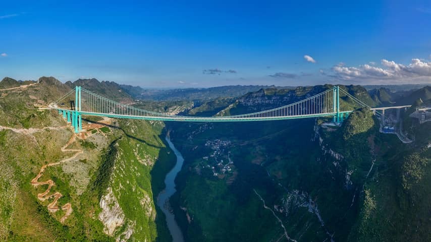 China opent hoogste brug ter wereld die 625 meter boven rivier hangt