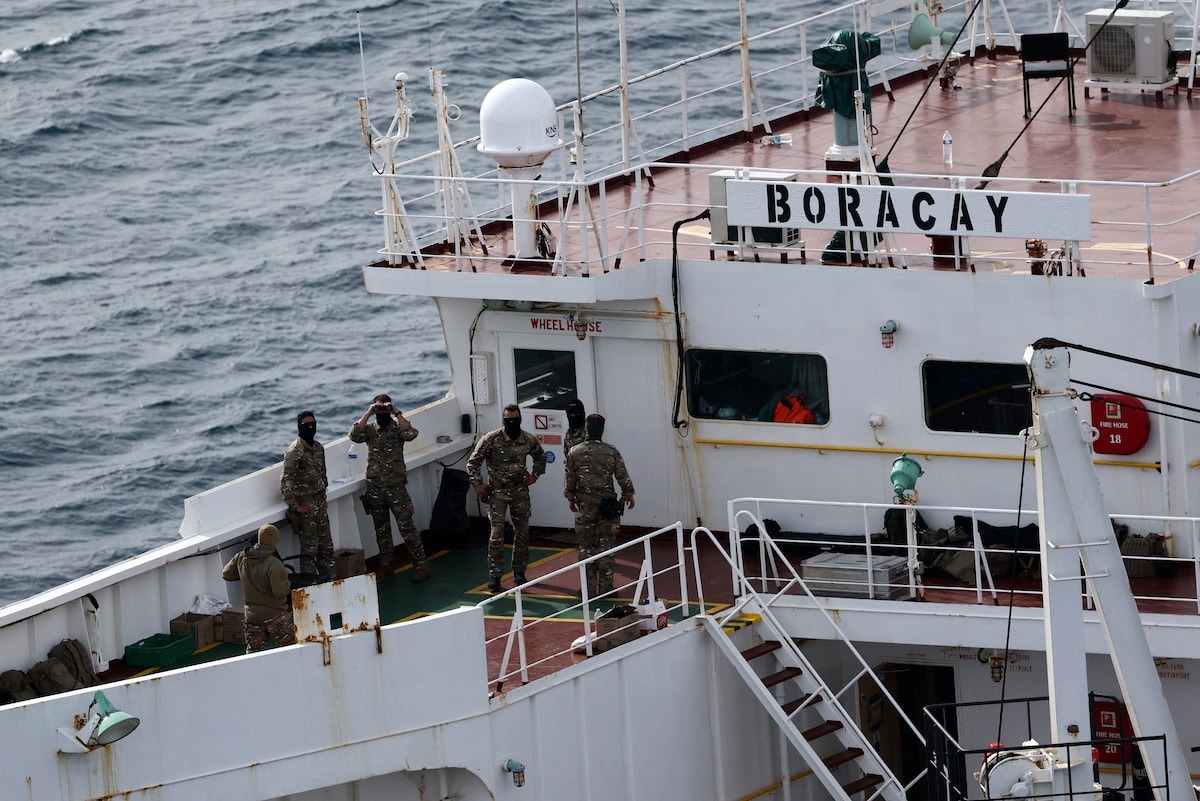 Frankrijk arresteert kapitein Russische schaduw vloottanker, schip aan ...