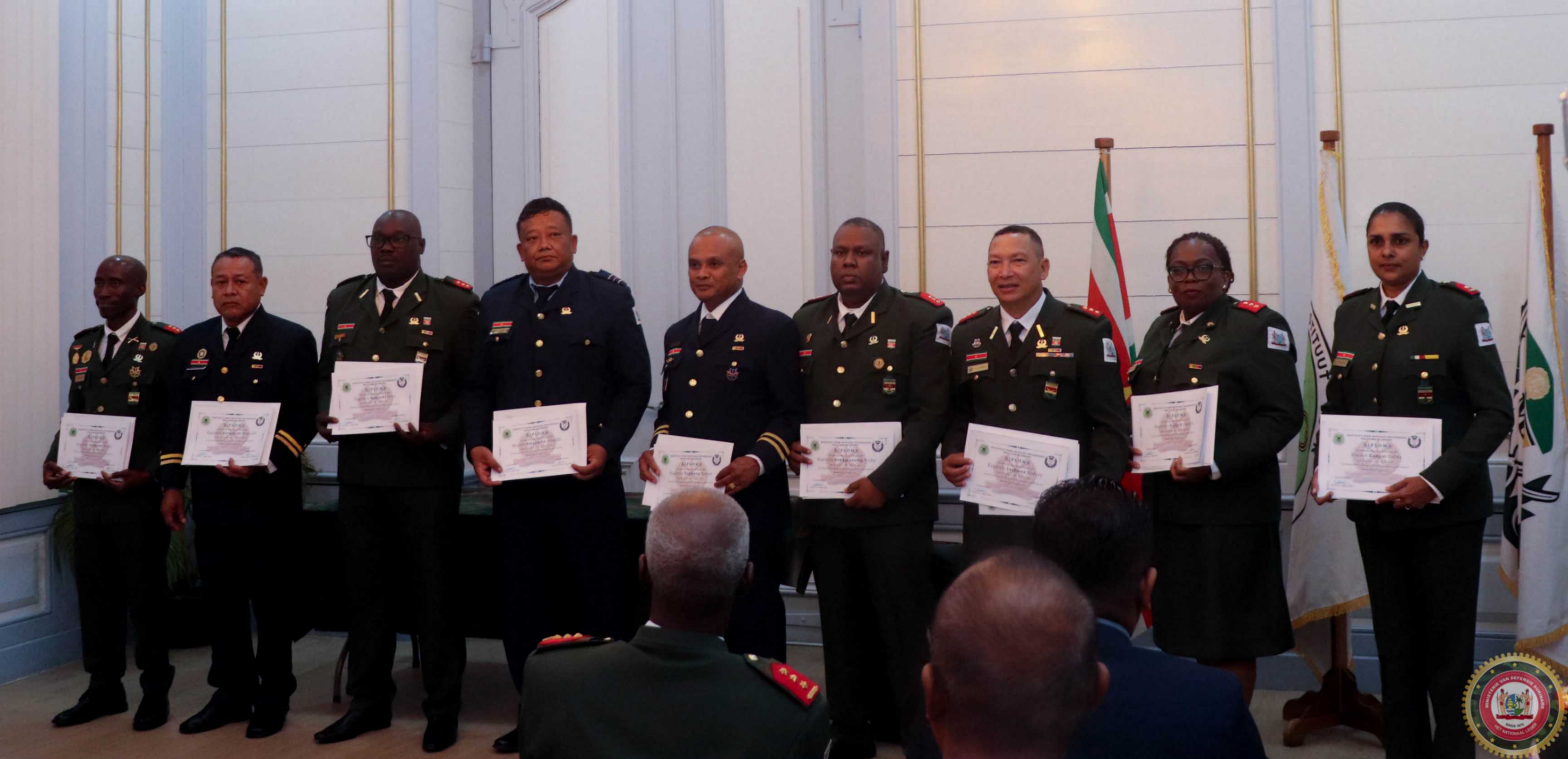Negen officieren ronden hoogste militaire opleiding in Suriname af
