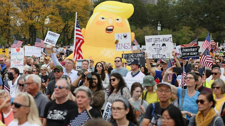 Miljoenen Amerikanen demonstreren in VS tegen Trump bij 'No Kings ...