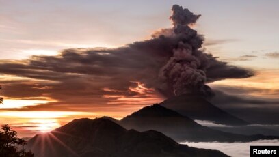 Indonesia raises alert level as volcano near Bali erupts