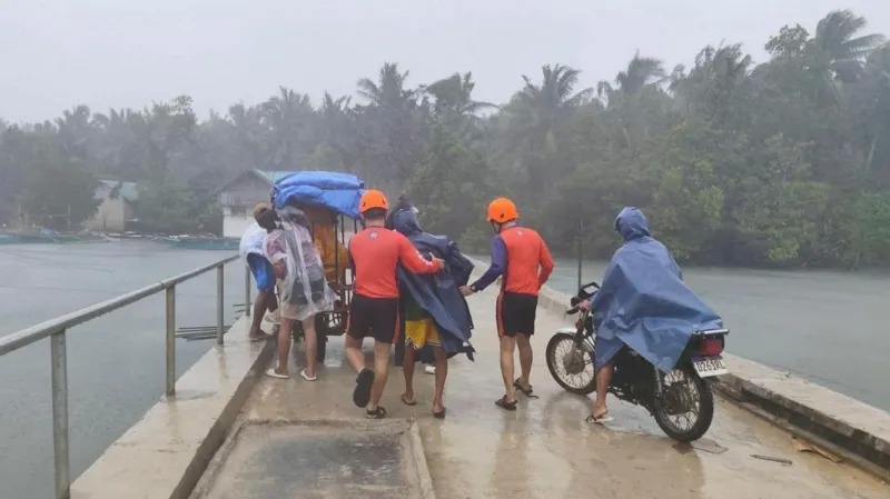 Super typhoon makes landfall in Philippines as nearly a million evacuated