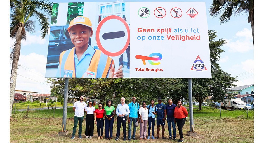 TotalEnergies EP Suriname onthult billboard verkeersveiligheid om ...