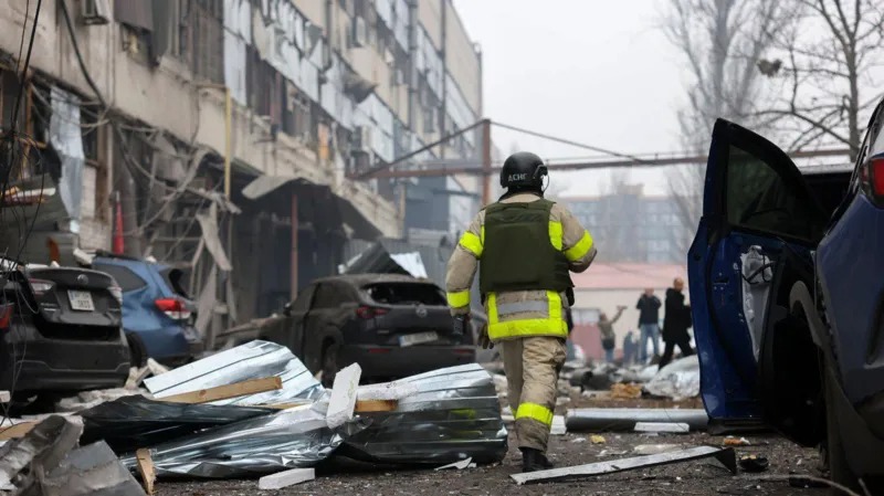Four dead in Russian attack as diplomatic efforts to end war continue
