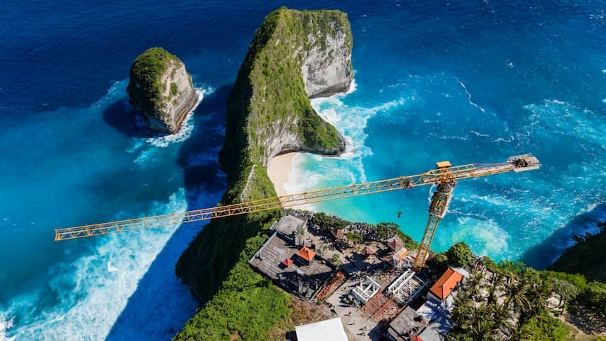 Glazen lift van 182 meter op strand bij Bali moet worden afgebroken