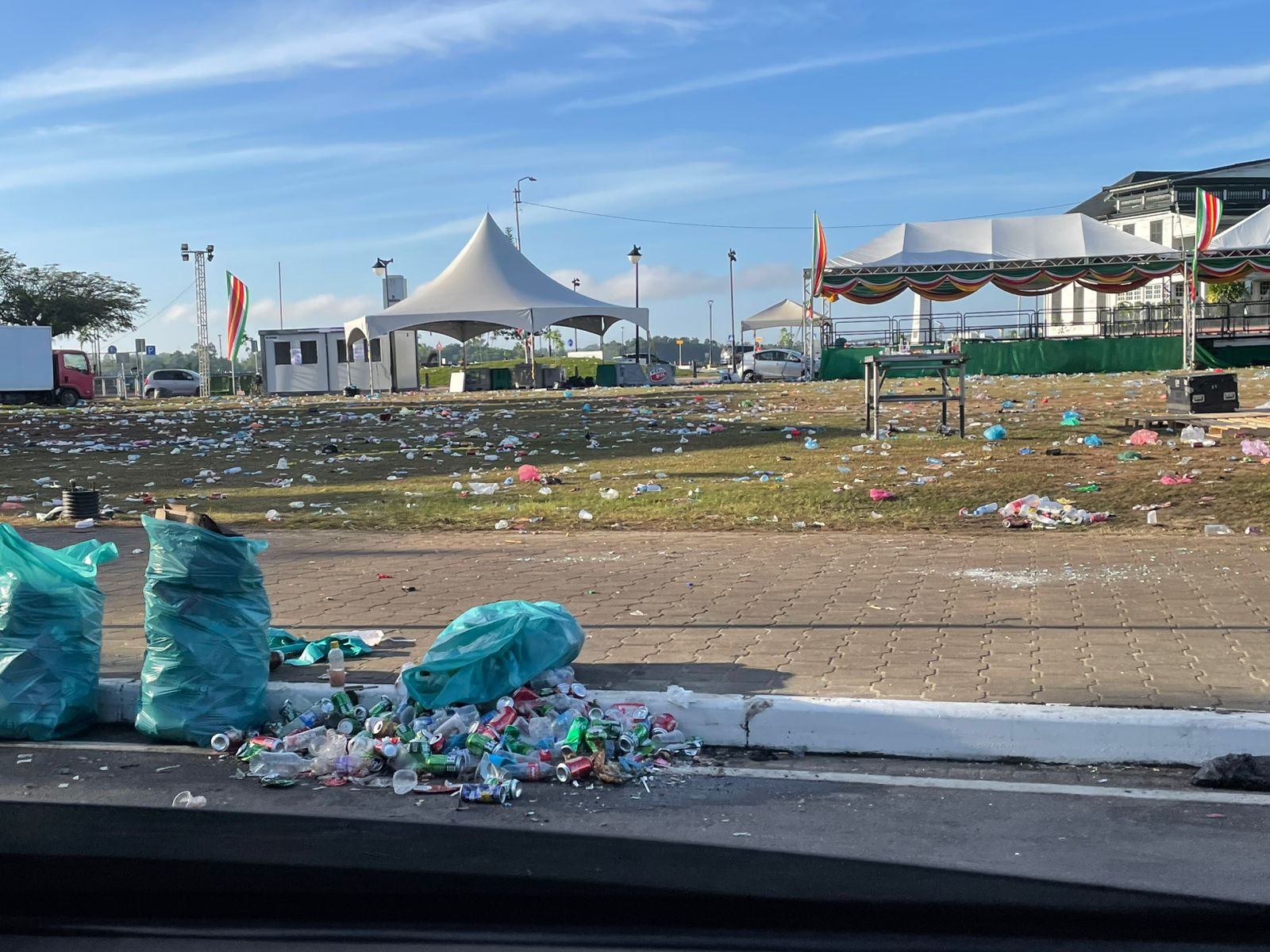 Zwerfafval na 50 jaar Srefidensi