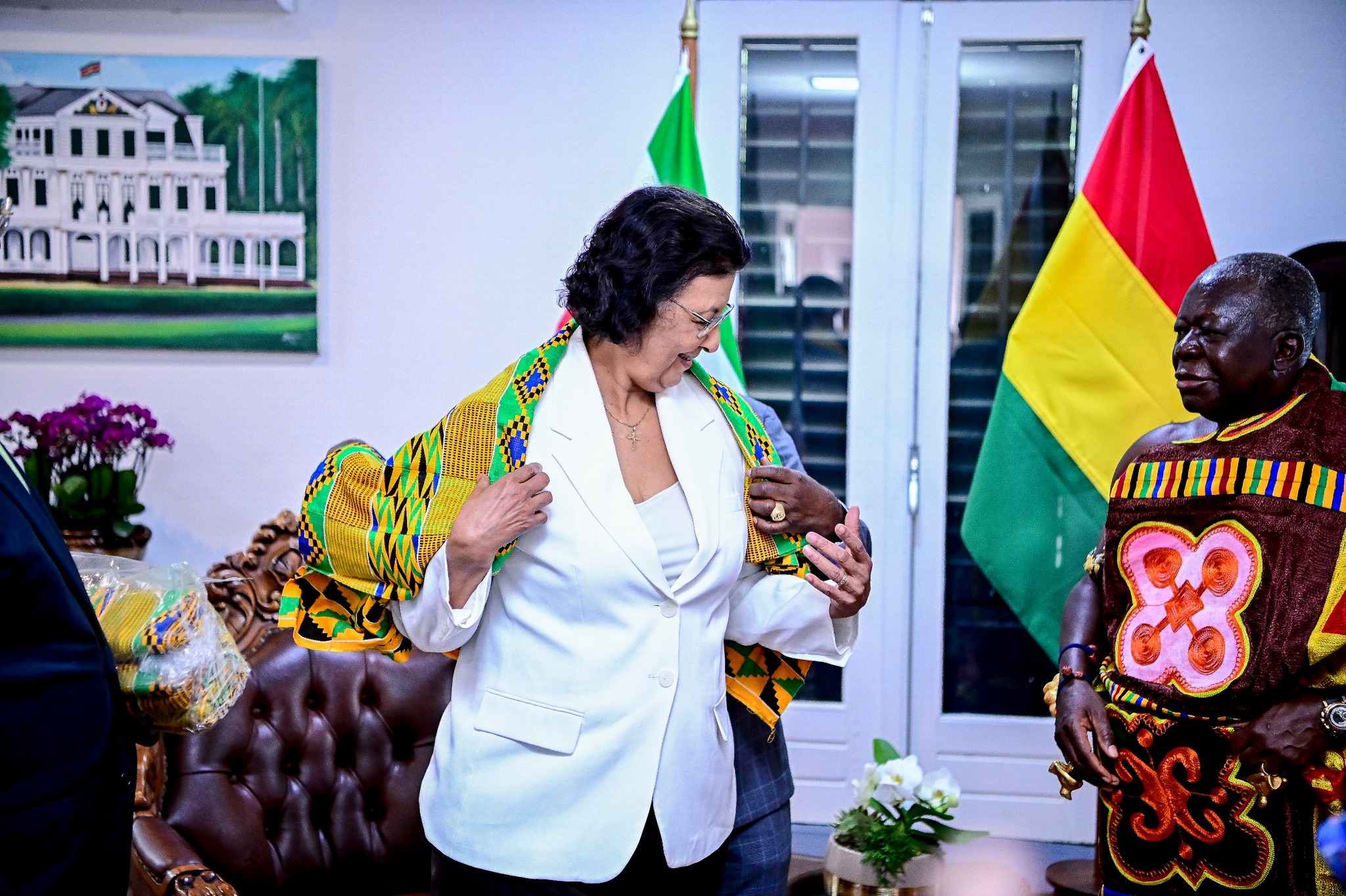 President Simons ontvangt Ashanti-koning op paleis