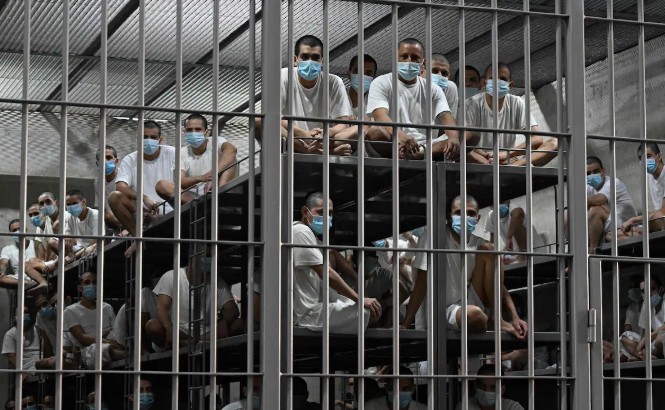 Salvadoraanse president wil nog tien jaar aanblijven, ondanks verbod