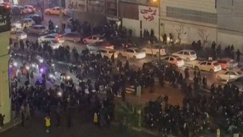 Zelfs de staatstelevisie van Iran kan niet meer om de protesten heen