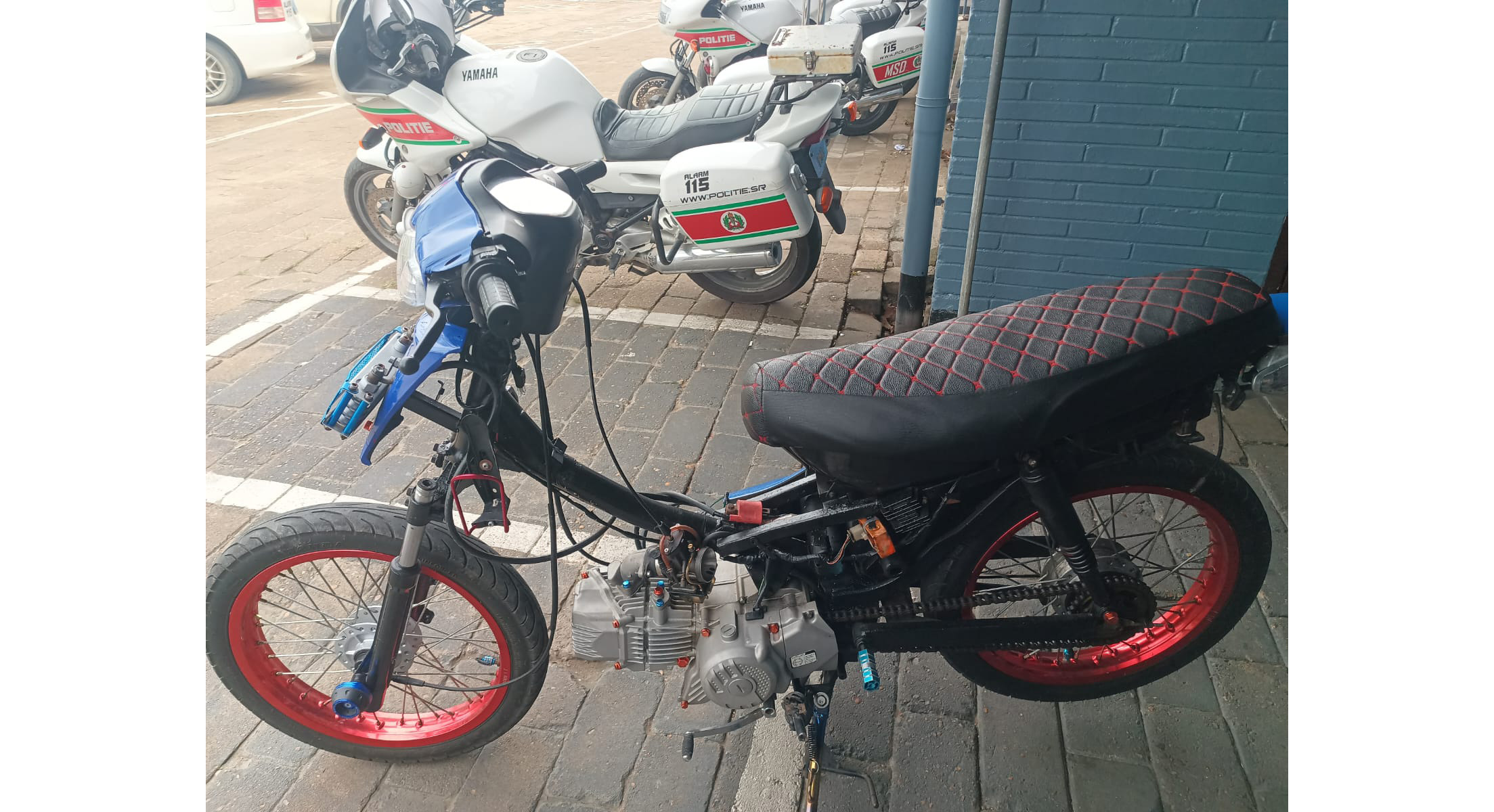 Motor Surveillance Dienst Regio West neemt bromfiets met opgevoerde ...