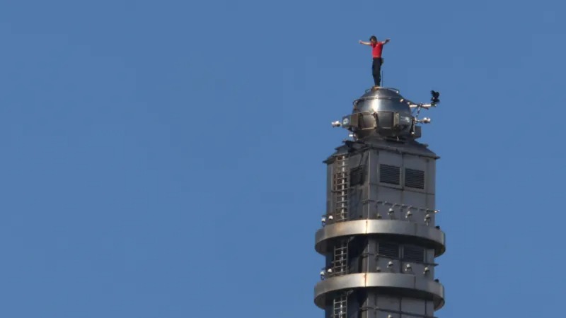 Climber Alex Honnold scales 101-floor skyscraper without safety gear