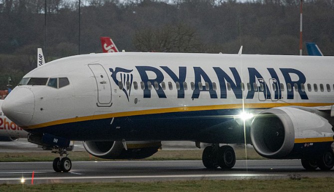 Ryanair verwacht “binnen 4 of 5 jaar” gratis internet aan boord van ...