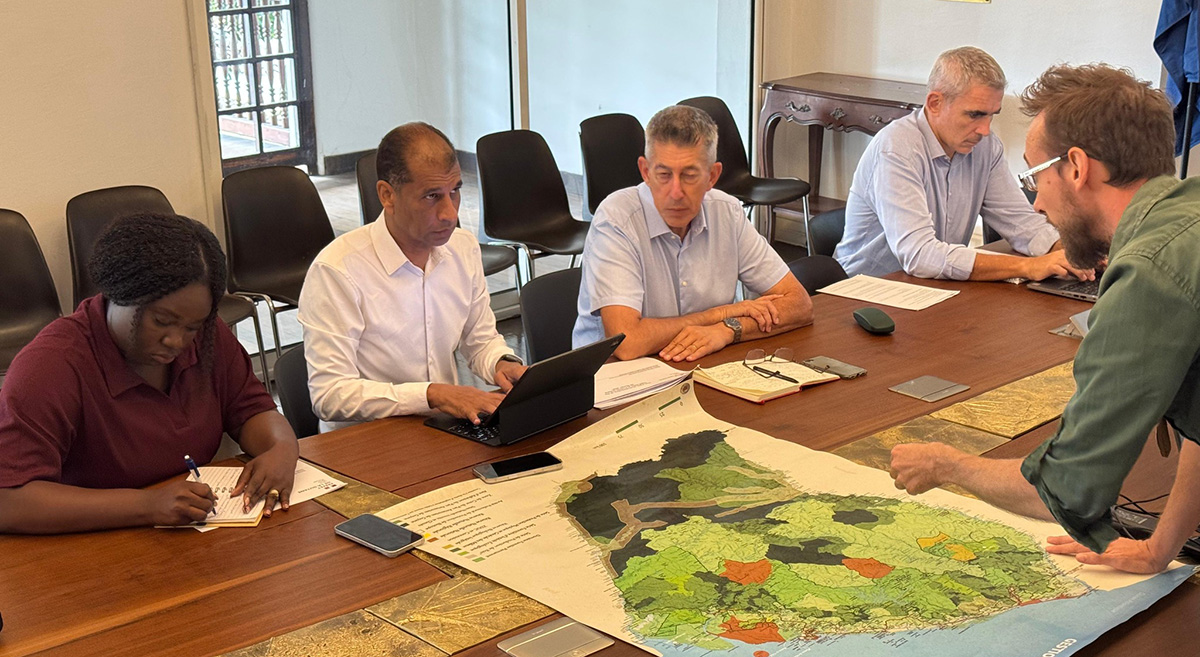 Suriname en Frans-Guyana plegen afstemming over mijnbouw, milieu en energie