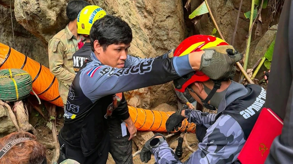 Vijf van zeven mensen die in grot in Laos vastzaten gevonden door ...