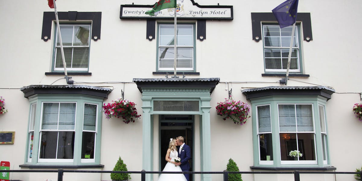 Gwesty’r Emlyn Hotel | Treco