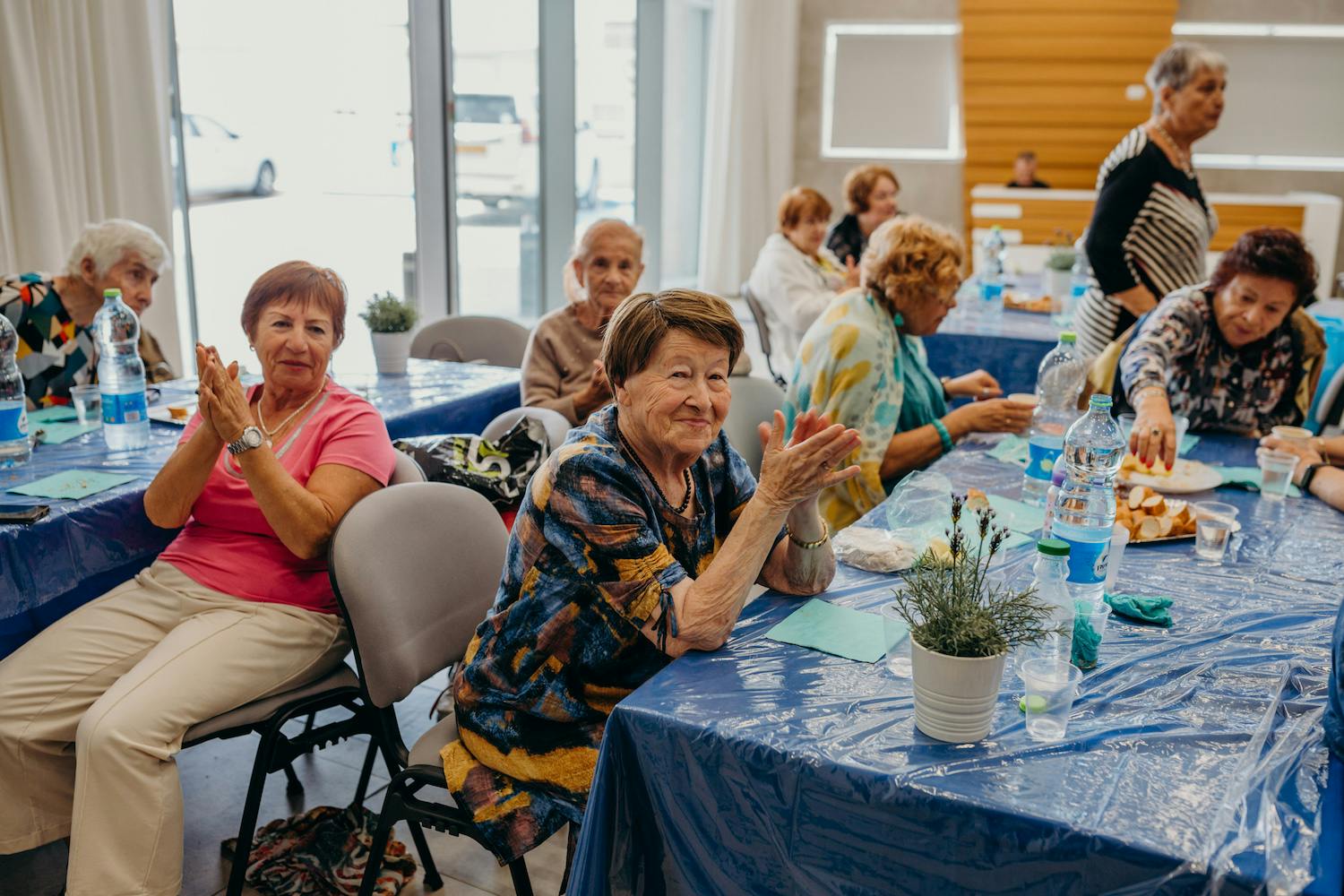 Corazones Unidos: Levantando a los Sobrevivientes del Holocausto | Blog ...