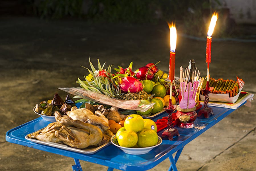 Offering Oranges To The Gods Is A Way To Ask For Good Fortune And Money offering-oranges-to-the-gods-is-a-way-to-ask-for-good-fortune-and-money