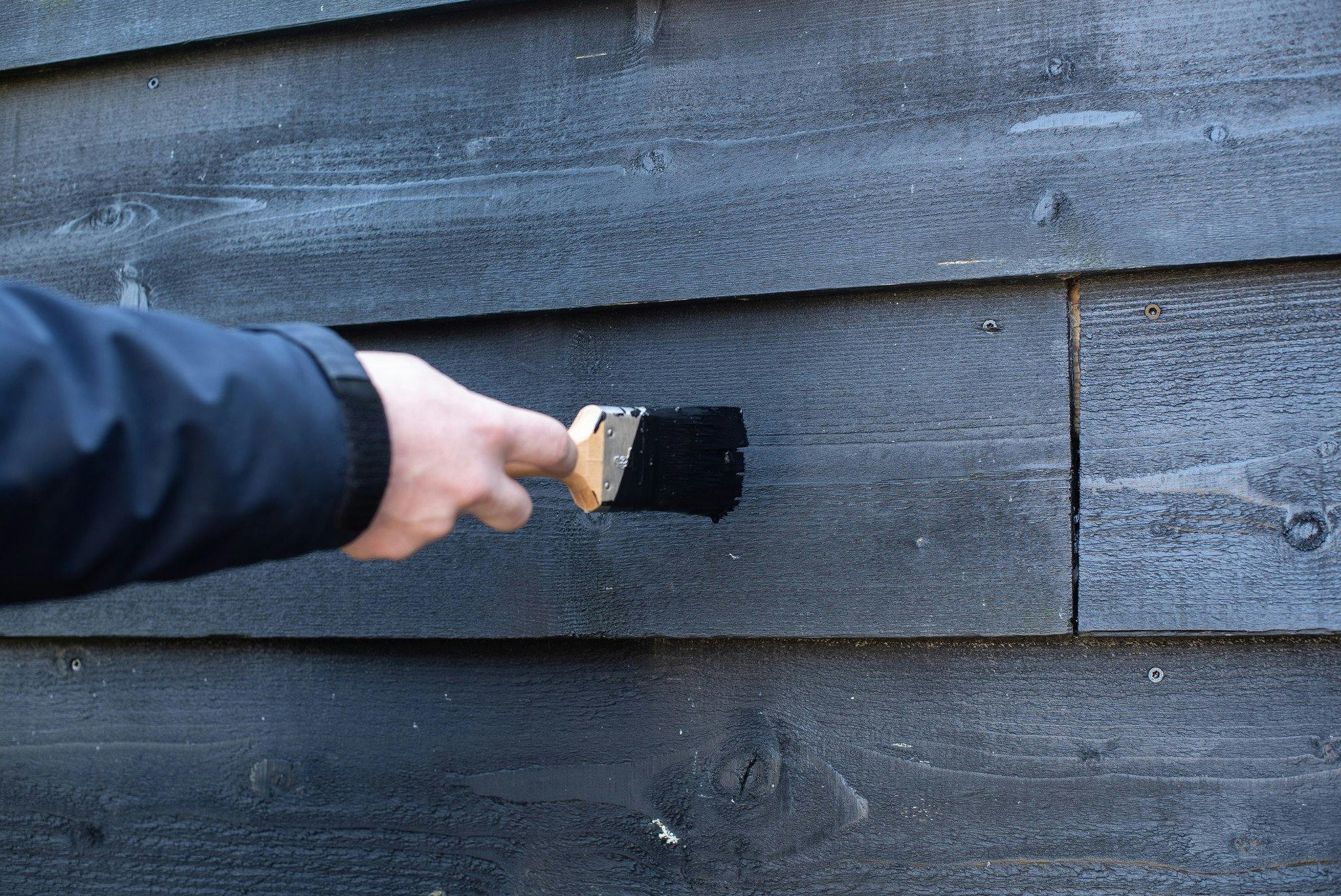 Gevel (zwart) beitsen - Zo beits je een gevel!